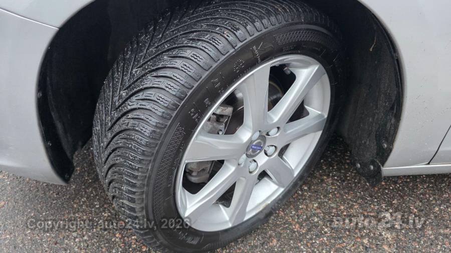 Grey Volvo V60 2017 in Tallinn, with an engine capacity of 2.00 L and mileage of 238 thousand km for 8290 €, photo 27 on AUTOMOTO.COM.LV