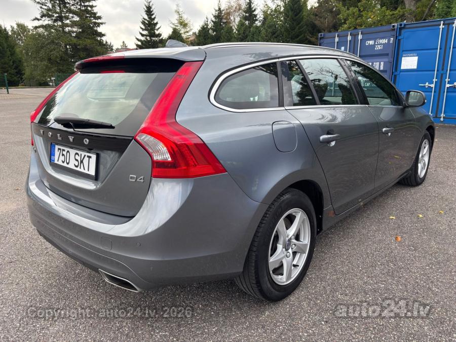 Grey Volvo V60 2017 in Paide, with an engine capacity of 2.00 L and mileage of 224 thousand km for 10490 €, photo 6 on AUTOMOTO.COM.LV