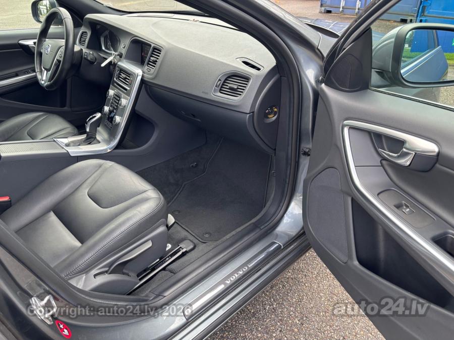 Grey Volvo V60 2017 in Paide, with an engine capacity of 2.00 L and mileage of 224 thousand km for 10490 €, photo 9 on AUTOMOTO.COM.LV