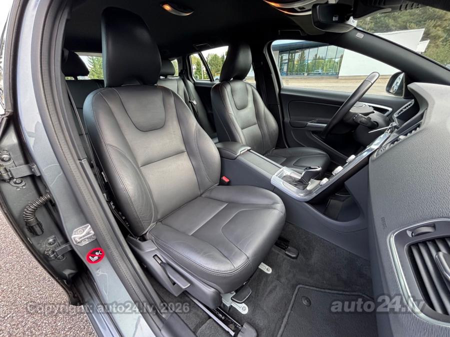 Grey Volvo V60 2017 in Paide, with an engine capacity of 2.00 L and mileage of 224 thousand km for 10490 €, photo 10 on AUTOMOTO.COM.LV