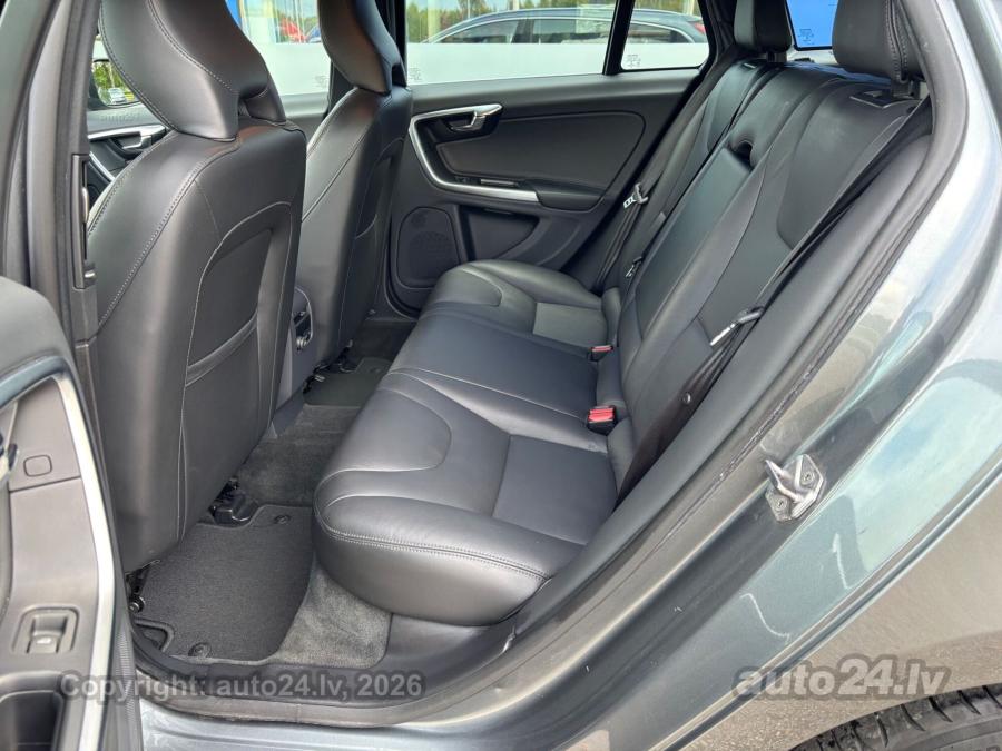 Grey Volvo V60 2017 in Paide, with an engine capacity of 2.00 L and mileage of 224 thousand km for 10490 €, photo 13 on AUTOMOTO.COM.LV
