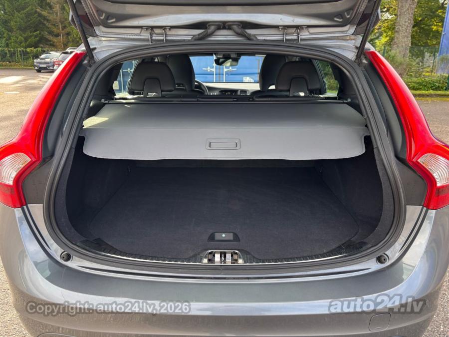 Grey Volvo V60 2017 in Paide, with an engine capacity of 2.00 L and mileage of 224 thousand km for 10490 €, photo 26 on AUTOMOTO.COM.LV