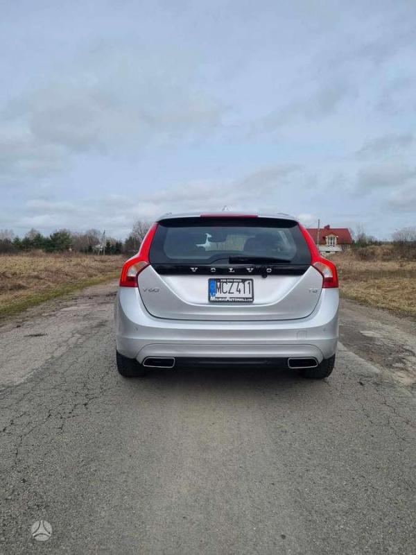 Pelēks Volvo V60 2017 Šauļi, ar dzinēja tilpumu 1.97 L un nobraukumu 112 tūkst. km par 9999 €, foto 4 vietnē AUTOMOTO.COM.LV