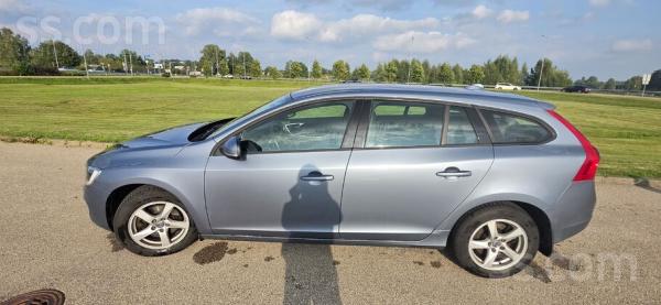 Pelēks Volvo V60 2017 Ogre, ar dzinēja tilpumu 2.00 L un nobraukumu 131 tūkst. km par 9300 €, foto 4 vietnē AUTOMOTO.COM.LV