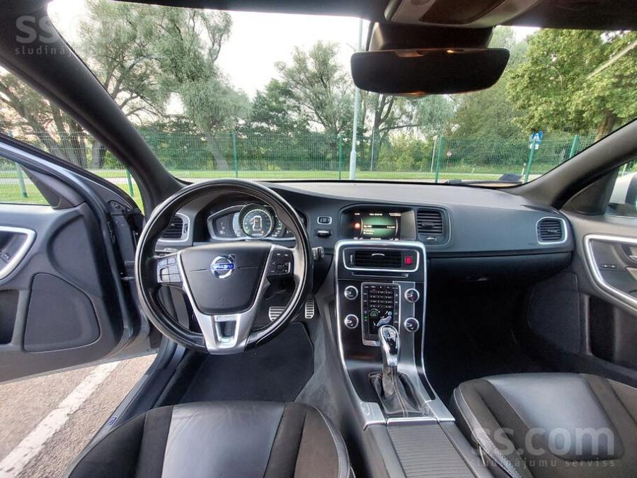 Grey Volvo V60 2018 in Riga, with an engine capacity of 2.00 L and mileage of 272 thousand km for 12200 €, photo 11 on AUTOMOTO.COM.LV