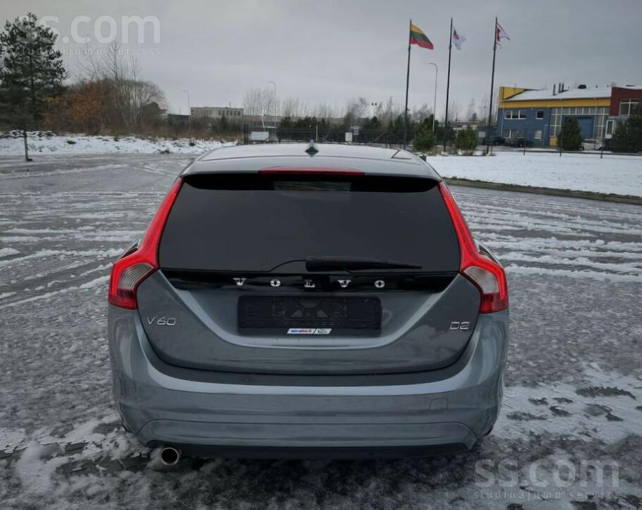 Grey Volvo V60 2018 in Telschi, with an engine capacity of 2.00 L and mileage of 268 thousand km for 7699 €, photo 5 on AUTOMOTO.COM.LV