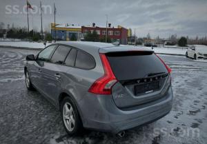 Grey Volvo V60 2018 in Telschi, with an engine capacity of 2.00 L and mileage of 268 thousand km for 7699 €, photo 6 on AUTOMOTO.COM.LV