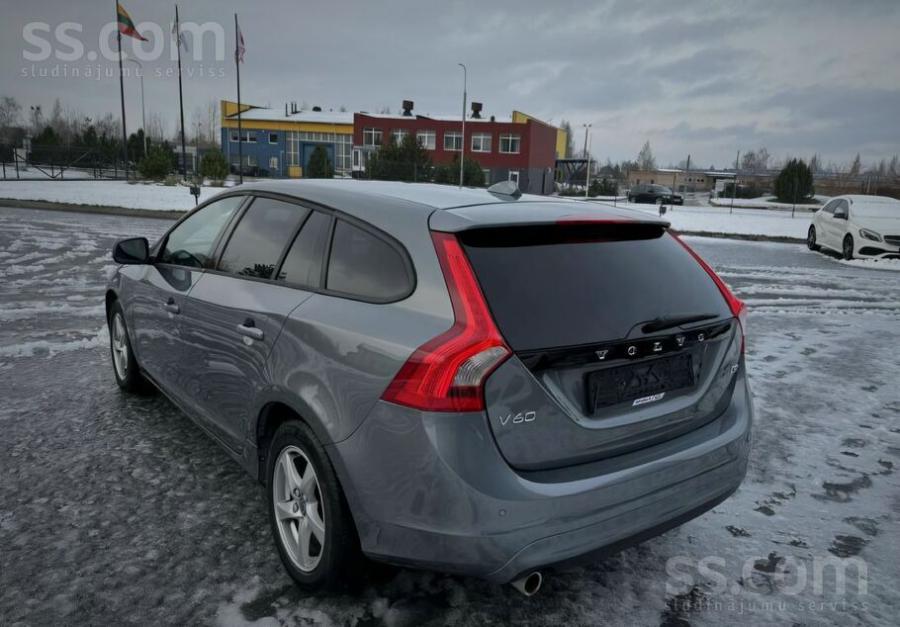 Grey Volvo V60 2018 in Telschi, with an engine capacity of 2.00 L and mileage of 268 thousand km for 7699 €, photo 6 on AUTOMOTO.COM.LV