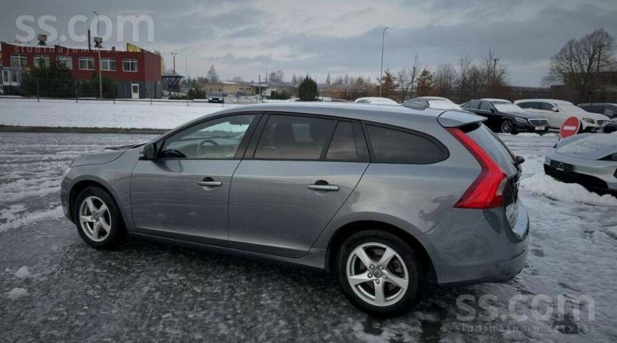 Grey Volvo V60 2018 in Telschi, with an engine capacity of 2.00 L and mileage of 268 thousand km for 7699 €, photo 9 on AUTOMOTO.COM.LV