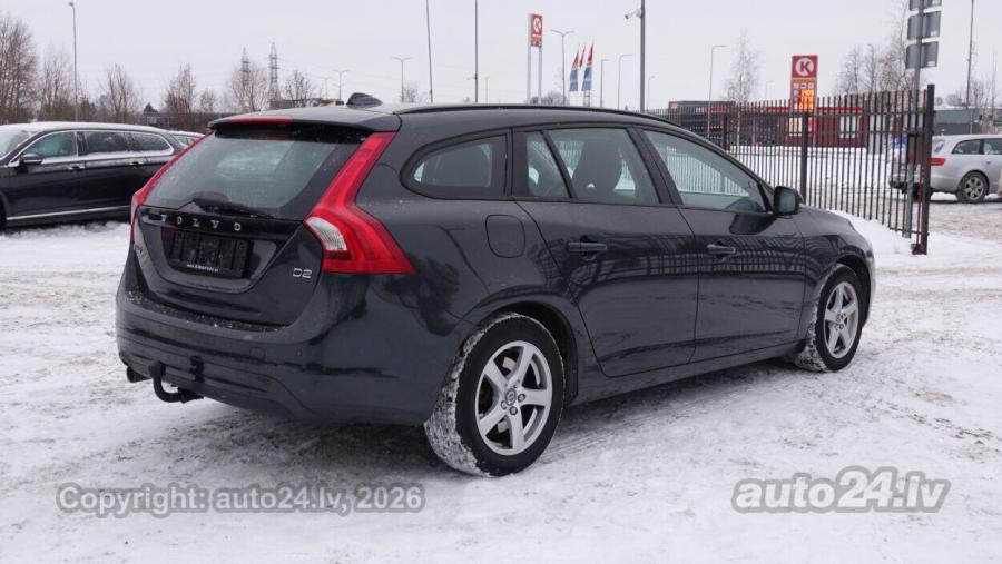 Grey Volvo V60 2018 in Tartu, with an engine capacity of 2.00 L and mileage of 181 thousand km for 10990 €, photo 3 on AUTOMOTO.COM.LV