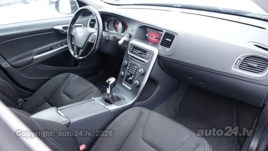 Grey Volvo V60 2018 in Tartu, with an engine capacity of 2.00 L and mileage of 181 thousand km for 10990 €, photo 9 on AUTOMOTO.COM.LV