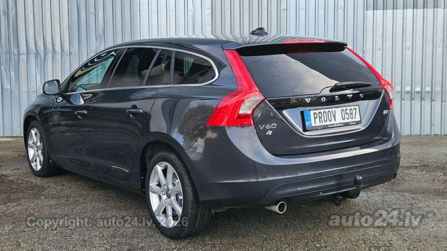Grey Volvo V60 2018 in Tallinn, with an engine capacity of 2.00 L and mileage of 161 thousand km for 9950 €, photo 3 on AUTOMOTO.COM.LV