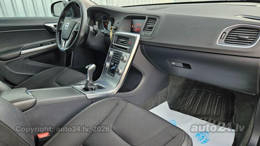 Grey Volvo V60 2018 in Tallinn, with an engine capacity of 2.00 L and mileage of 161 thousand km for 9950 €, photo 15 on AUTOMOTO.COM.LV
