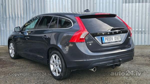 Pelēks Volvo V60 2018 Tallina, ar dzinēja tilpumu 2.00 L un nobraukumu 161 tūkst. km par 9950 €, foto 3 vietnē AUTOMOTO.COM.LV