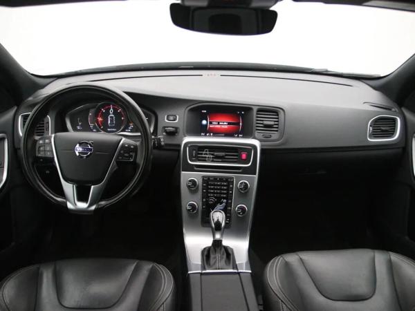 Pelēks Volvo V60 2018 Viļņa, ar dzinēja tilpumu 2.00 L un nobraukumu 222 tūkst. km par 11899 €, foto 2 vietnē AUTOMOTO.COM.LV