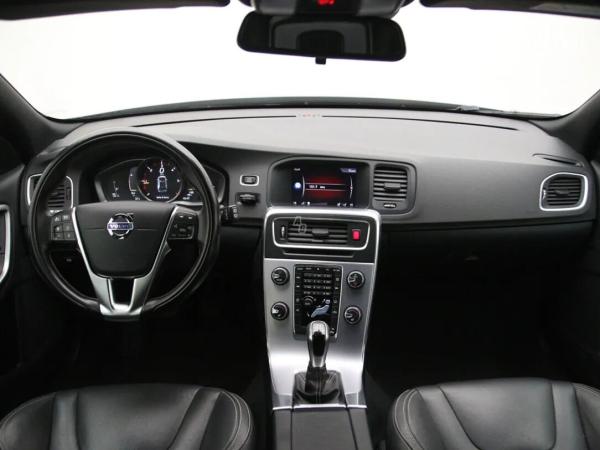 Pelēks Volvo V60 2018 Viļņa, ar dzinēja tilpumu 2.00 L un nobraukumu 190 tūkst. km par 11799 €, foto 2 vietnē AUTOMOTO.COM.LV