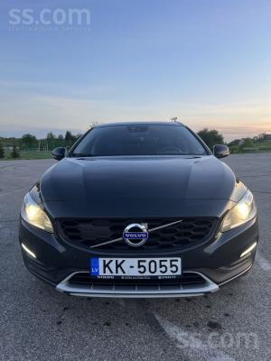 Pelēks Volvo V60 2018 Valmiera, ar dzinēja tilpumu 2.40 L un nobraukumu 180 tūkst. km par 12200 €, foto 4 vietnē AUTOMOTO.COM.LV