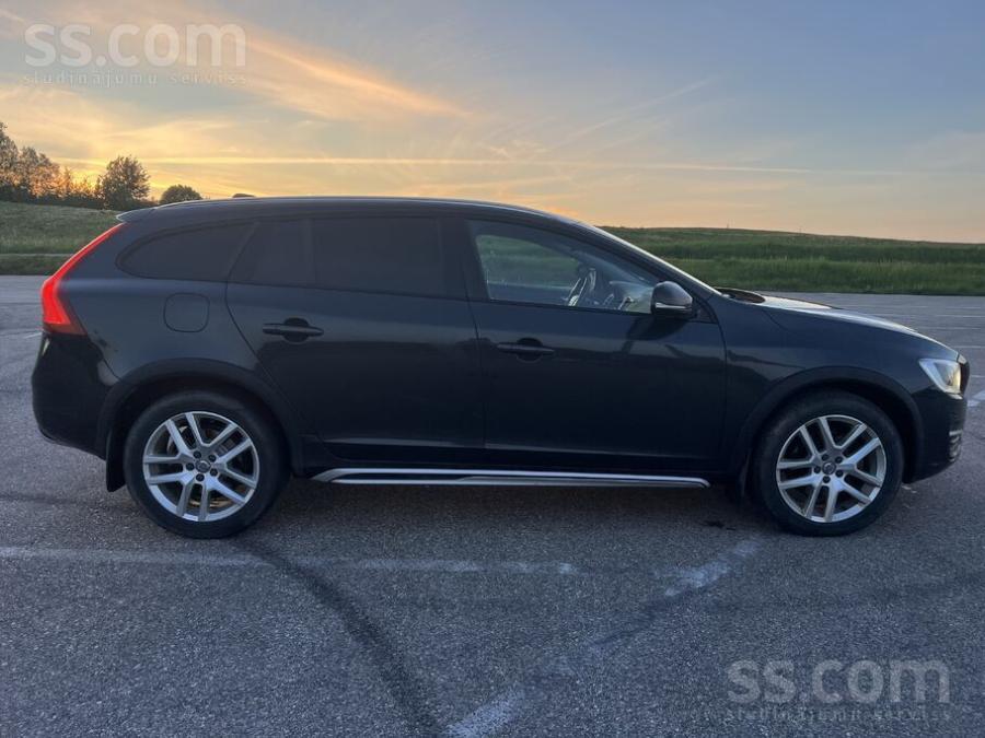 Pelēks Volvo V60 2018 Valmiera, ar dzinēja tilpumu 2.40 L un nobraukumu 180 tūkst. km par 12200 €, foto 6 vietnē AUTOMOTO.COM.LV