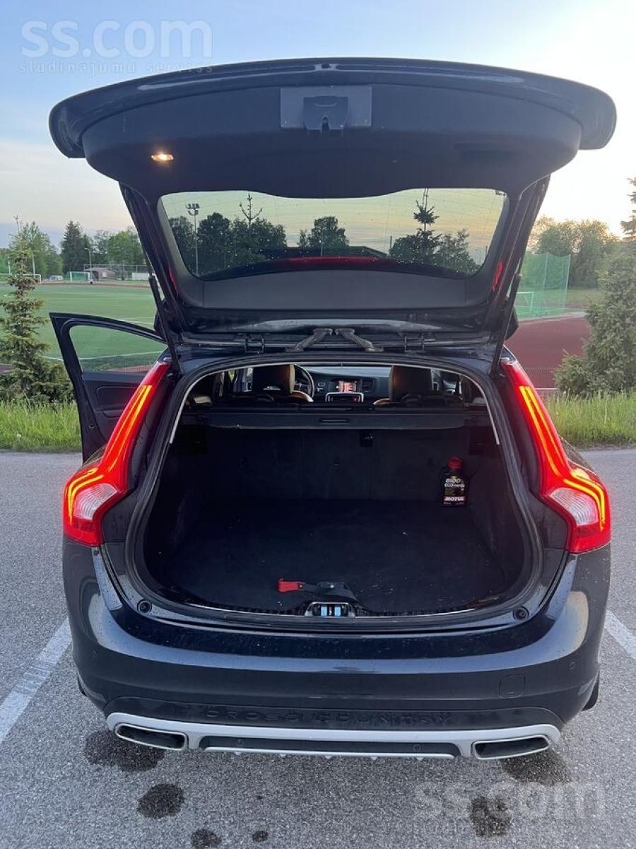 Pelēks Volvo V60 2018 Valmiera, ar dzinēja tilpumu 2.40 L un nobraukumu 180 tūkst. km par 12200 €, foto 9 vietnē AUTOMOTO.COM.LV