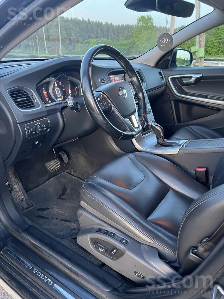 Pelēks Volvo V60 2018 Valmiera, ar dzinēja tilpumu 2.40 L un nobraukumu 180 tūkst. km par 12200 €, foto 10 vietnē AUTOMOTO.COM.LV