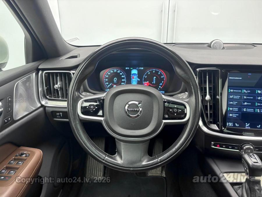 Grey Volvo V60 2018 in Tartu, with an engine capacity of 2.00 L and mileage of 144 thousand km for 24900 €, photo 14 on AUTOMOTO.COM.LV