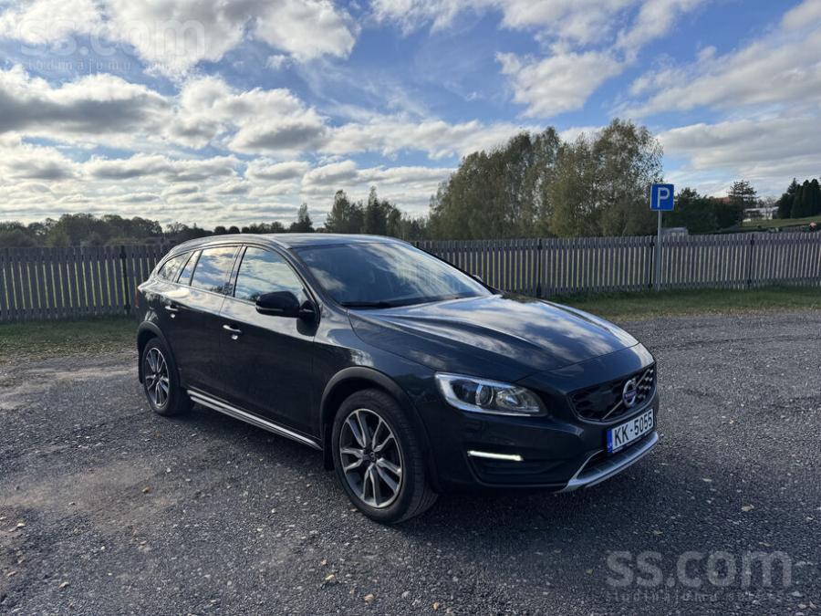 Grey Volvo V60 2018 in Valmiera, with an engine capacity of 2.40 L and mileage of 179 thousand km for 17500 €, photo 1 on AUTOMOTO.COM.LV