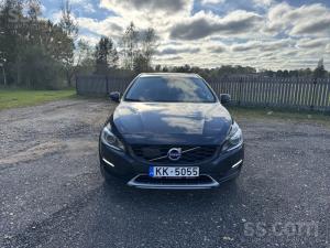 Grey Volvo V60 2018 in Valmiera, with an engine capacity of 2.40 L and mileage of 179 thousand km for 17500 €, photo 3 on AUTOMOTO.COM.LV