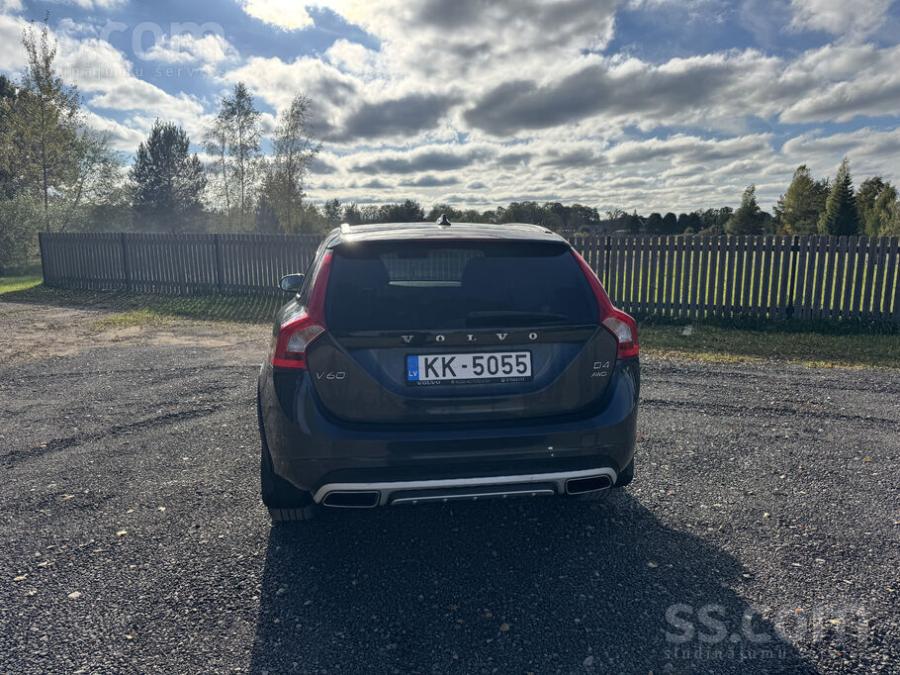 Grey Volvo V60 2018 in Valmiera, with an engine capacity of 2.40 L and mileage of 179 thousand km for 17500 €, photo 4 on AUTOMOTO.COM.LV