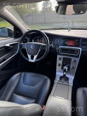 Grey Volvo V60 2018 in Valmiera, with an engine capacity of 2.40 L and mileage of 179 thousand km for 17500 €, photo 9 on AUTOMOTO.COM.LV