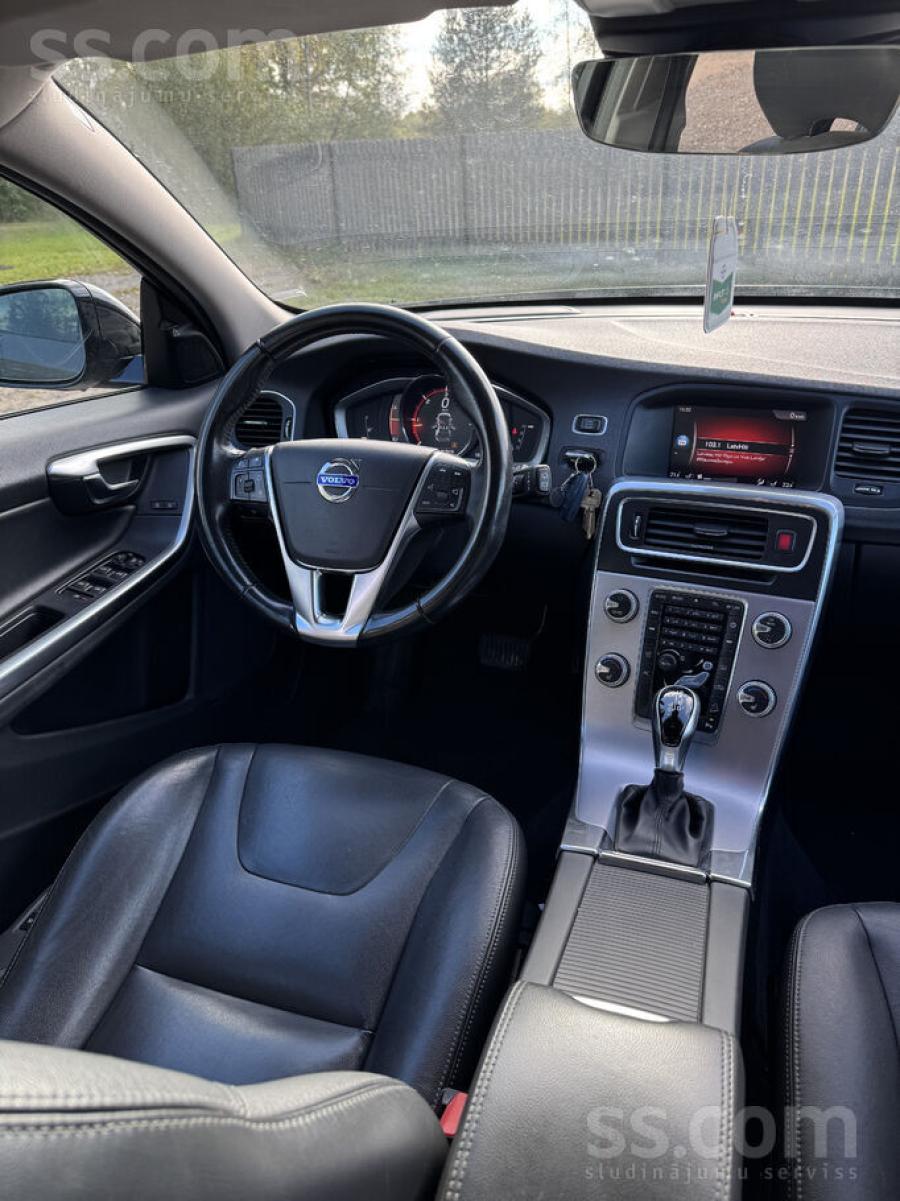 Grey Volvo V60 2018 in Valmiera, with an engine capacity of 2.40 L and mileage of 179 thousand km for 17500 €, photo 9 on AUTOMOTO.COM.LV