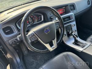 Grey Volvo V60 2018 in Valmiera, with an engine capacity of 2.40 L and mileage of 179 thousand km for 17500 €, photo 10 on AUTOMOTO.COM.LV