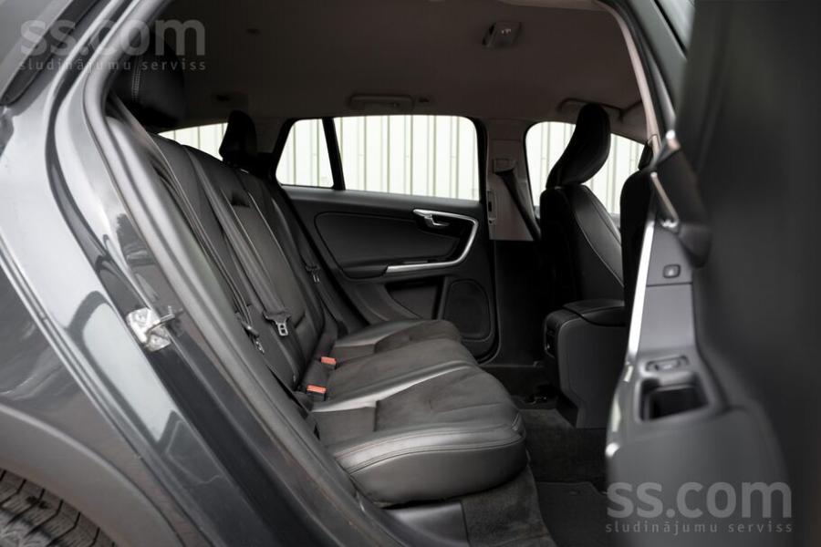 Pelēks Volvo V60 2018 Tukums, ar dzinēja tilpumu 2.00 L un nobraukumu 304 tūkst. km par 9650 €, foto 12 vietnē AUTOMOTO.COM.LV
