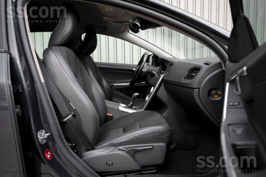Pelēks Volvo V60 2018 Tukums, ar dzinēja tilpumu 2.00 L un nobraukumu 304 tūkst. km par 9650 €, foto 13 vietnē AUTOMOTO.COM.LV