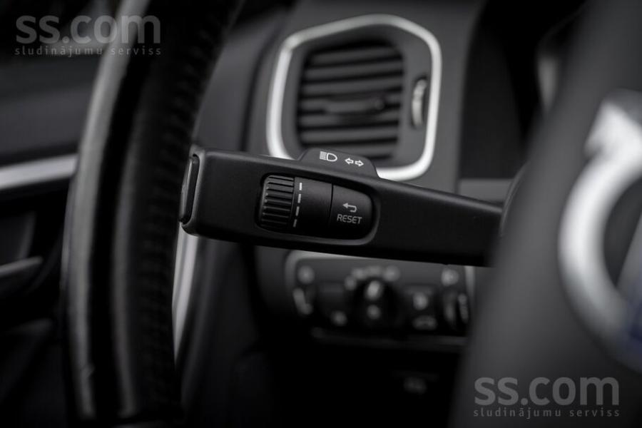 Pelēks Volvo V60 2018 Tukums, ar dzinēja tilpumu 2.00 L un nobraukumu 304 tūkst. km par 9650 €, foto 16 vietnē AUTOMOTO.COM.LV