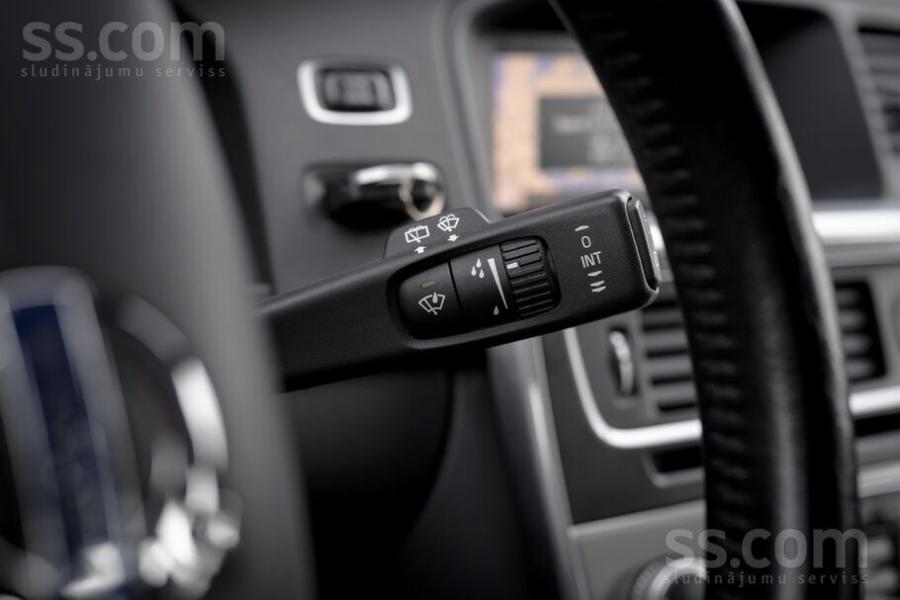 Pelēks Volvo V60 2018 Tukums, ar dzinēja tilpumu 2.00 L un nobraukumu 304 tūkst. km par 9650 €, foto 19 vietnē AUTOMOTO.COM.LV