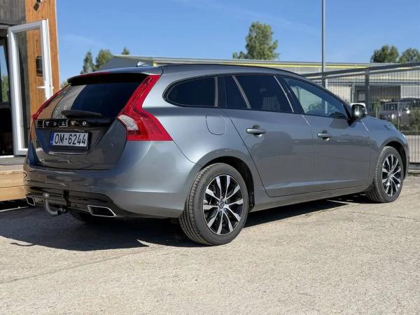 Grey Volvo V60 2018 in Riga, with an engine capacity of 2.00 L and mileage of 241 thousand km for 10490 €, photo 4 on AUTOMOTO.COM.LV