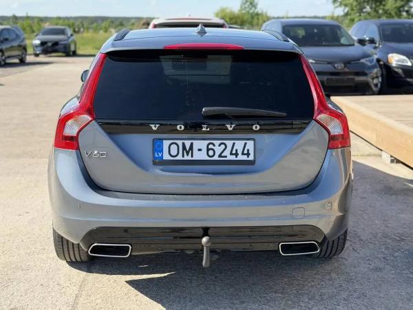 Grey Volvo V60 2018 in Riga, with an engine capacity of 2.00 L and mileage of 241 thousand km for 10490 €, photo 5 on AUTOMOTO.COM.LV