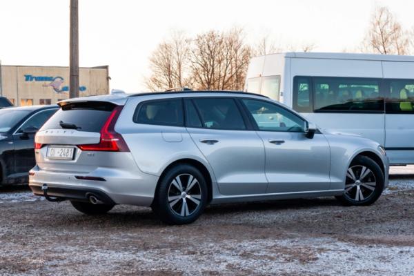 Grey Volvo V60 2018 in Riga, with an engine capacity of 2.00 L and mileage of 198 thousand km for 12995 €, photo 4 on AUTOMOTO.COM.LV