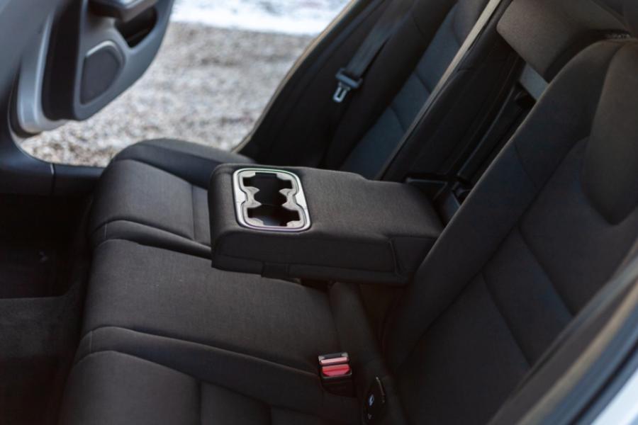 Pelēks Volvo V60 2018 Rīga, ar dzinēja tilpumu 2.00 L un nobraukumu 198 tūkst. km par 12995 €, foto 19 vietnē AUTOMOTO.COM.LV