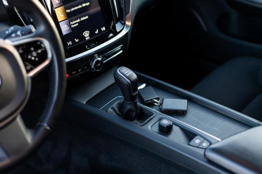Pelēks Volvo V60 2018 Rīga, ar dzinēja tilpumu 2.00 L un nobraukumu 198 tūkst. km par 12995 €, foto 24 vietnē AUTOMOTO.COM.LV