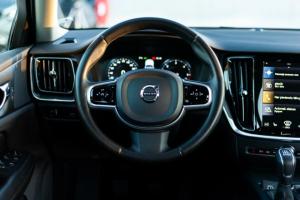 Pelēks Volvo V60 2018 Rīga, ar dzinēja tilpumu 2.00 L un nobraukumu 198 tūkst. km par 12995 €, foto 31 vietnē AUTOMOTO.COM.LV