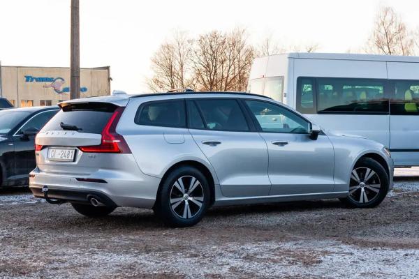 Grey Volvo V60 2018 in Riga, with an engine capacity of 2.00 L and mileage of 199 thousand km for 12995 €, photo 4 on AUTOMOTO.COM.LV