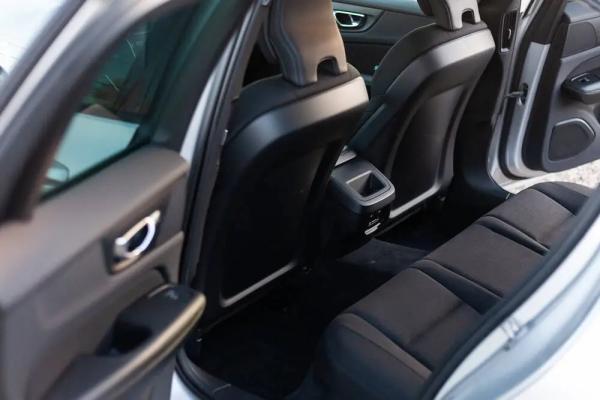 Grey Volvo V60 2018 in Riga, with an engine capacity of 2.00 L and mileage of 199 thousand km for 12995 €, photo 9 on AUTOMOTO.COM.LV