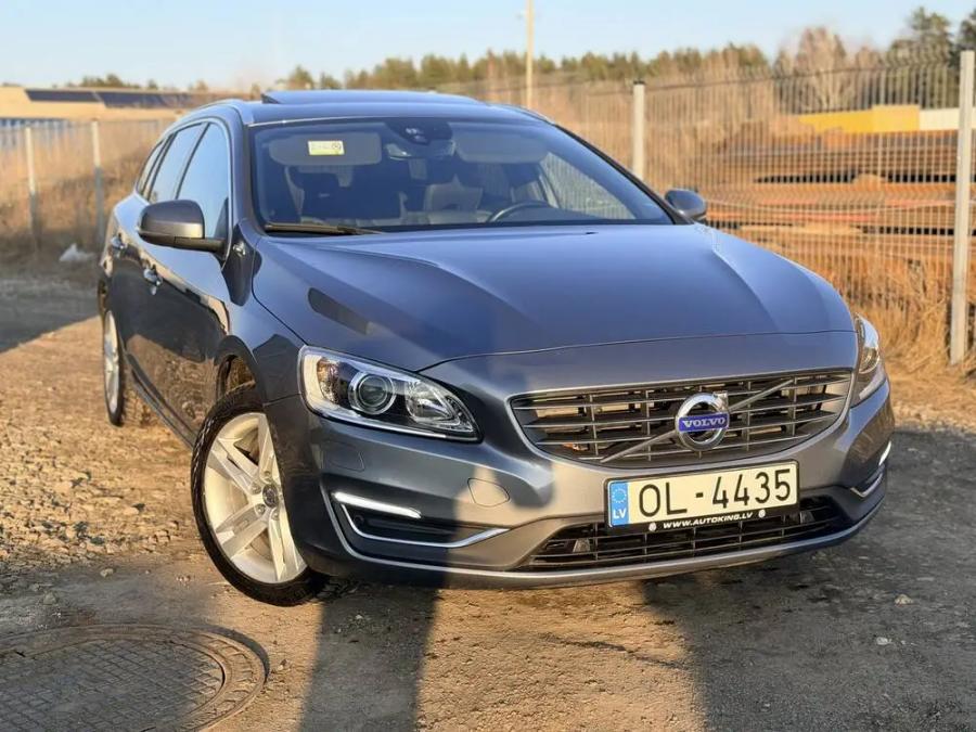Pelēks Volvo V60 2018 Rīga, ar dzinēja tilpumu 2.40 L un nobraukumu 182 tūkst. km par 12995 €, foto 1 vietnē AUTOMOTO.COM.LV