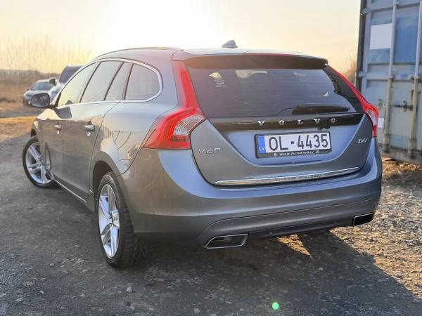Grey Volvo V60 2018 in Riga, with an engine capacity of 2.40 L and mileage of 182 thousand km for 12995 €, photo 2 on AUTOMOTO.COM.LV