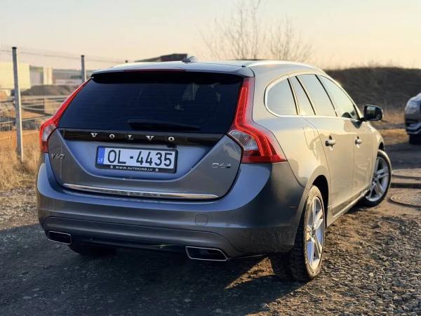 Grey Volvo V60 2018 in Riga, with an engine capacity of 2.40 L and mileage of 182 thousand km for 12995 €, photo 4 on AUTOMOTO.COM.LV
