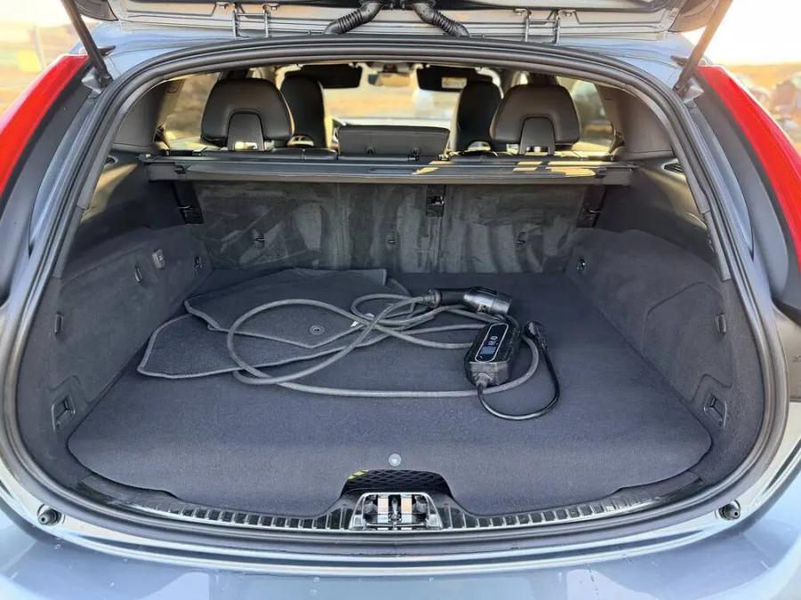 Pelēks Volvo V60 2018 Rīga, ar dzinēja tilpumu 2.40 L un nobraukumu 182 tūkst. km par 12995 €, foto 6 vietnē AUTOMOTO.COM.LV