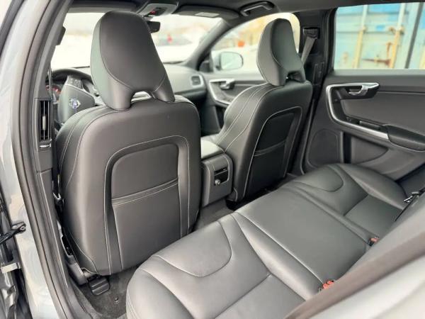 Grey Volvo V60 2018 in Riga, with an engine capacity of 2.40 L and mileage of 182 thousand km for 12995 €, photo 8 on AUTOMOTO.COM.LV