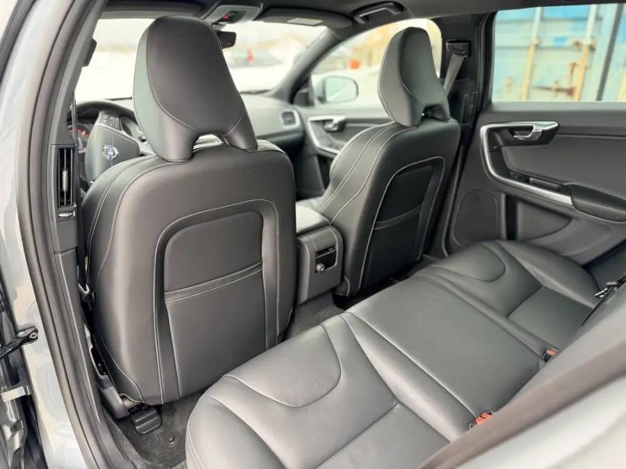 Pelēks Volvo V60 2018 Rīga, ar dzinēja tilpumu 2.40 L un nobraukumu 182 tūkst. km par 12995 €, foto 9 vietnē AUTOMOTO.COM.LV