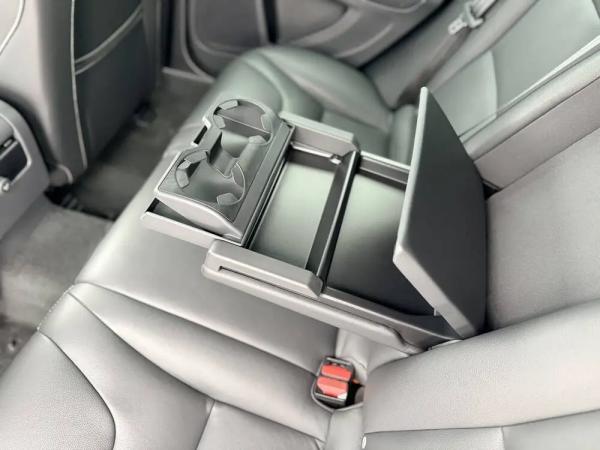 Grey Volvo V60 2018 in Riga, with an engine capacity of 2.40 L and mileage of 182 thousand km for 12995 €, photo 9 on AUTOMOTO.COM.LV